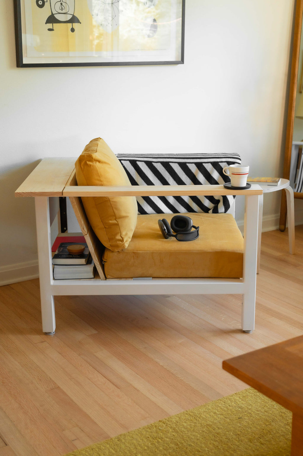 Unique H-Frame Lounge Chair – Elegant and Solid Design – semi exact